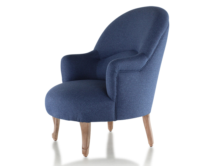 Fauteuil crapaud avec accoudoirs pieds teinte noyer et tissu bleu ...